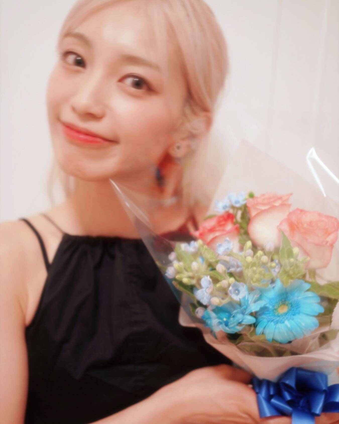 〝劇的イメチェン〟大バズりの人気歌手、34歳・サプライズバースデーに大反響!!スタッフ愛あふれるショットにファン笑顔：「おっ！」でつながる地元密着のスポーツ応援メディア 西スポWEB OTTO!