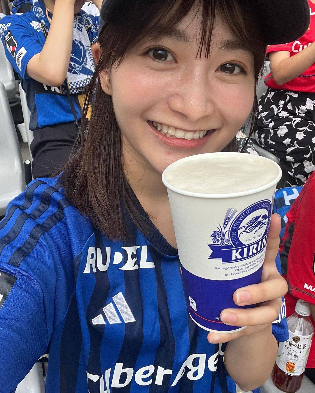 「さすが勝利の女神」人気若手女優がビール片手に…j1首位快走fc町田ゼルビアがゴール裏ショット「この夏は、飲み過ぎ注意ですね」:「おっ!」で