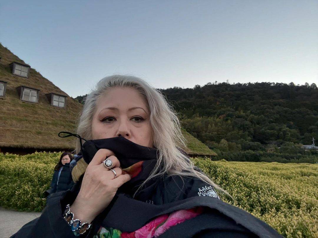 結成40周年の伝説バンド、女性ボーカルの近影が話題に「絵本に出てきそう」「衰えることなき姐さんの貫禄」「ロックを感じる」：「おっ！」でつながる ...