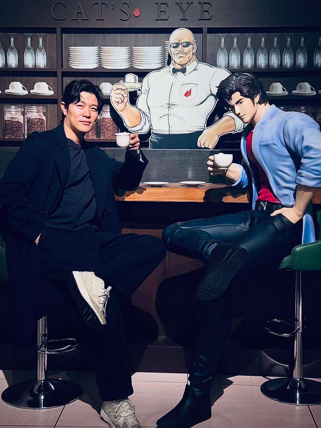 「脚の長さがほぼ同じ…」42歳カメレオン俳優、自身が演じた大人気キャラとの2Sに「違和感がない」「Wりょーちゃん」「本当に漫画の中の人」と反響：「おっ！」でつながる地元密着のスポーツ応援 ...