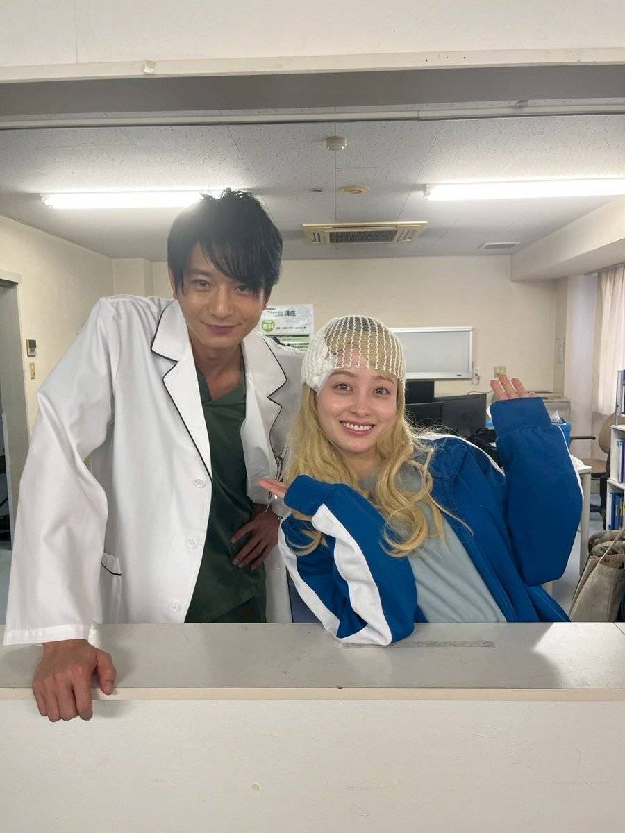 「あわわわわわ」「いきなり...」「やばい」突然の金髪＆巻き髪〝雰囲気がらり〟橋本環奈、43歳人気俳優との2Sに「メロすぎる」「40代の顔じゃ...」反響続々：「おっ！」でつながる地元密着の ...