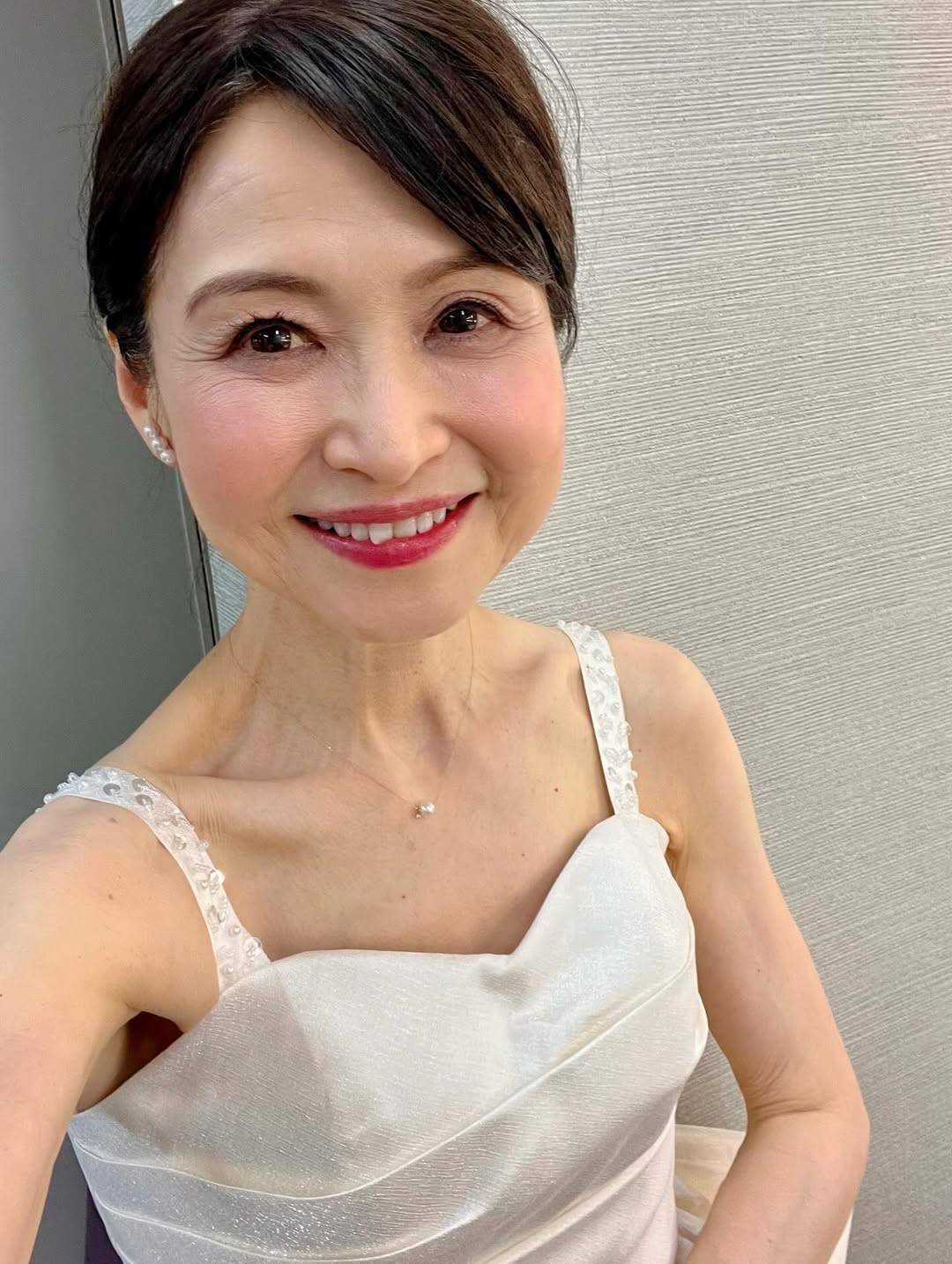 「若返ってる」64歳デコルテ全開ショット、サイレント・イヴの辛島美登里の近影が大反響「ほそ～い」「魅力的ですね」：「おっ！」でつながる地元密着 ...