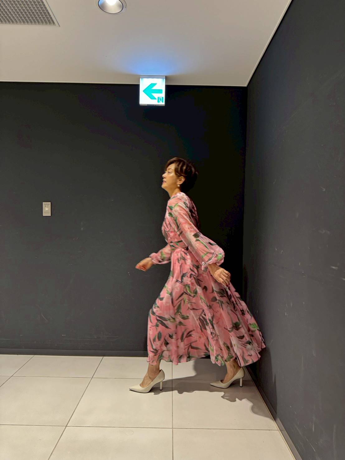 〝15歳年下〟GTO俳優と衝撃婚から22年…62歳ピンクスカート＆ヒール〝軽やか〟姿に反響 秋本奈緒美の近影に「スタイル抜群♡」「いつまでも綺麗や」の声：「おっ！」でつながる地元密着のスポーツ ...