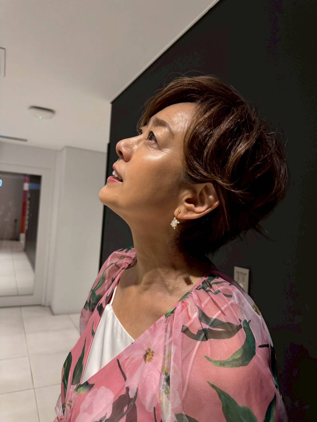 〝15歳年下〟GTO俳優と衝撃婚から22年…62歳ピンクスカート＆ヒール〝軽やか〟姿に反響 秋本奈緒美の近影に「スタイル抜群♡」「いつまでも綺麗や」の声：「おっ！」でつながる地元密着のスポーツ ...