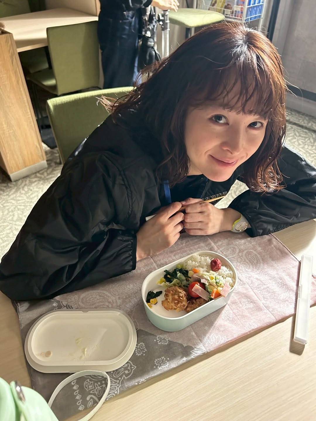 極端に中身が片寄り…妻でも母でも人気の清野菜名〝スカスカお弁当〟に「おかずが寄りすぎ」「ドラマに出てきた」の声：「おっ！」でつながる地元密着の ...