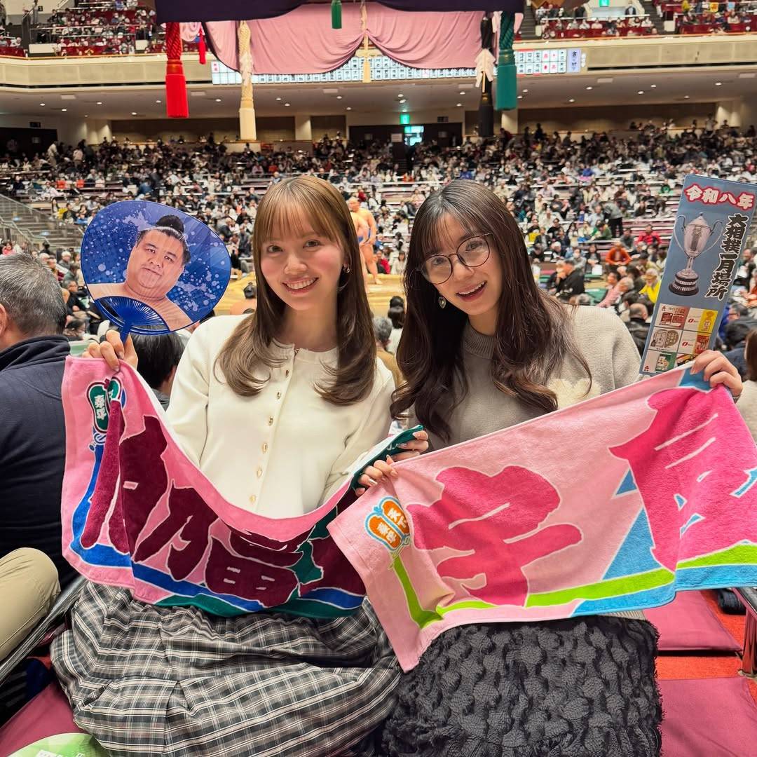 「スー女なんですね」人気女優が〝相撲女子〟山根千佳と〝お忍び〟観戦2ショット「メガネと髪型？でこんなにイメージ変わるんですね」：「おっ！」で ...