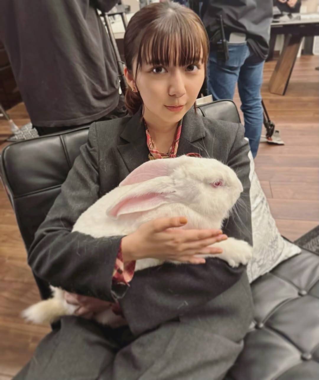「人の赤ちゃんくらいある」「ぬいぐるみかと」上白石萌歌〝巨大ウサギ抱っこ〟写真に反響続々「でかー！」：「おっ！」でつながる地元密着のスポーツ ...