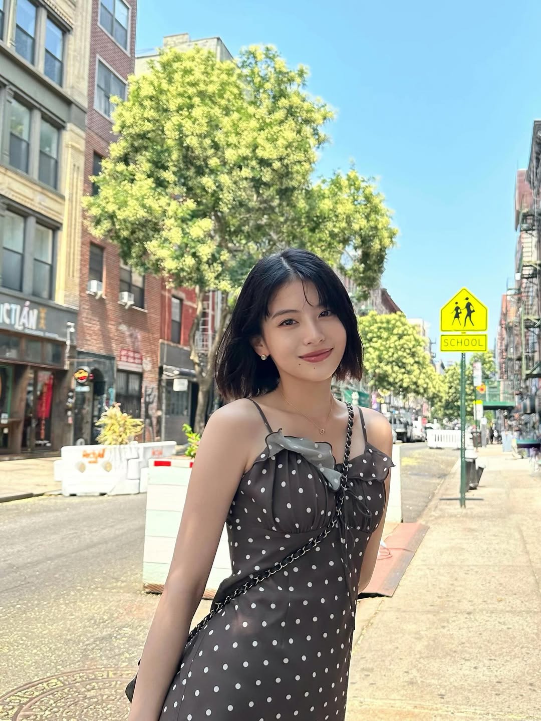 「大人っぽく…」出口夏希〝大胆チューブトップ〟寝そべり姿に反響「本物の女神すぎる」「見てるだけでもう最高」：「おっ！」でつながる地元密着の ...