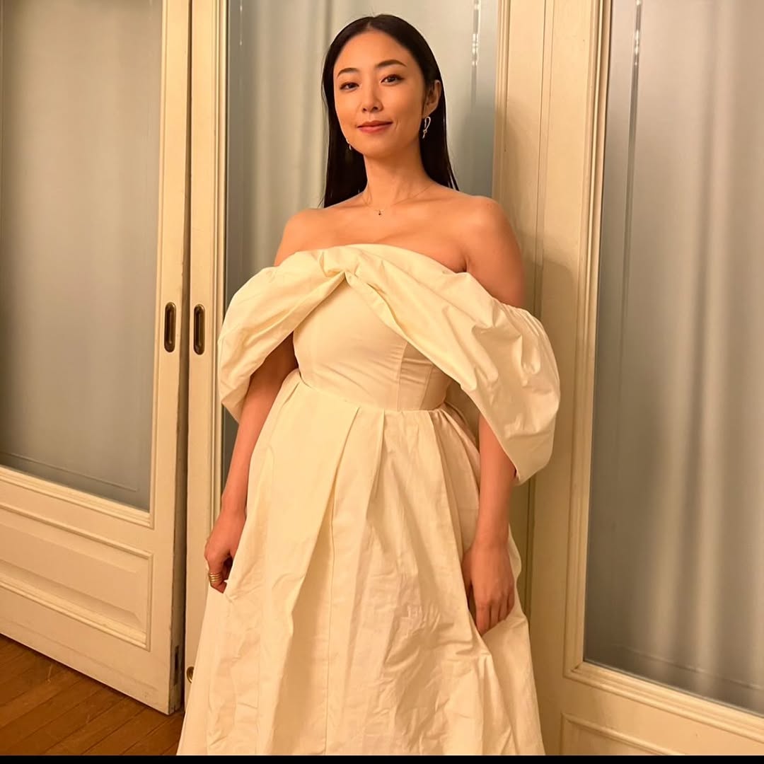 MEGUMIの年末衣装コレクション,ミニ丈のワンピース、肩出しのドレスに「デコルテの美しさ、女神です」「ドレスが色褪せて見える」の声：「おっ！」でつながる地元密着のスポーツ応援メディア 西スポ ...