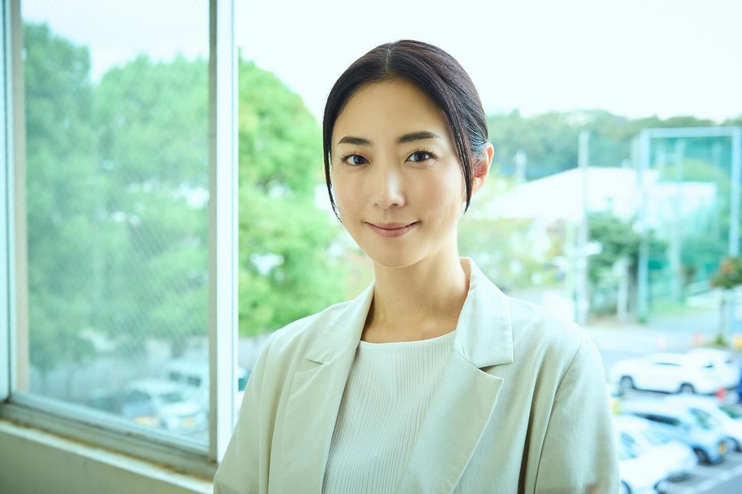 MEGUMIの年末衣装コレクション,ミニ丈のワンピース、肩出しのドレスに「デコルテの美しさ、女神です」「ドレスが色褪せて見える」の声：「おっ！」でつながる地元密着のスポーツ応援メディア 西スポ ...