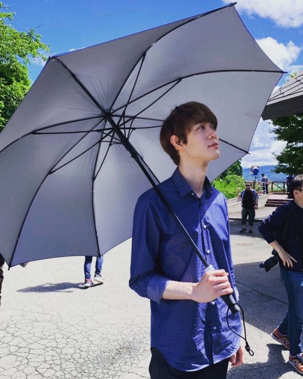 昨年朝ドラ女優との〝パートナー関係〟＆第1子誕生電撃発表…31歳俳優〝笑顔2S〟に反響「お似合いです！」「おすそ分けありがとう」「氷魚くん素敵」共演女優とにっこり：「おっ！」でつながる地元密着 ...