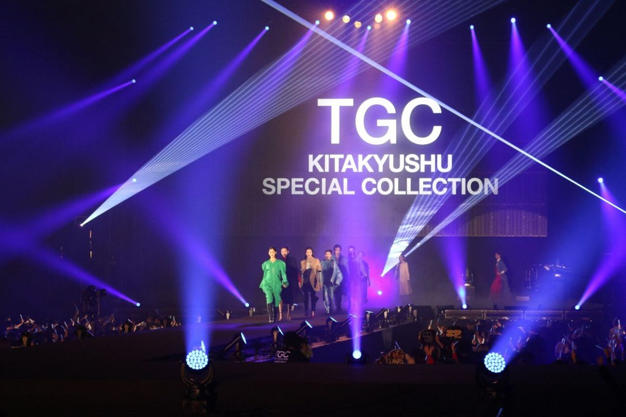 TikTokクリエイターの景井ひなが福岡名物ポリポリ!? メガネ姿でピースサインも【TGC KITAKYUSHU 2023】：「おっ！」でつながる地元密着のスポーツ応援メディア 西スポWEB ...