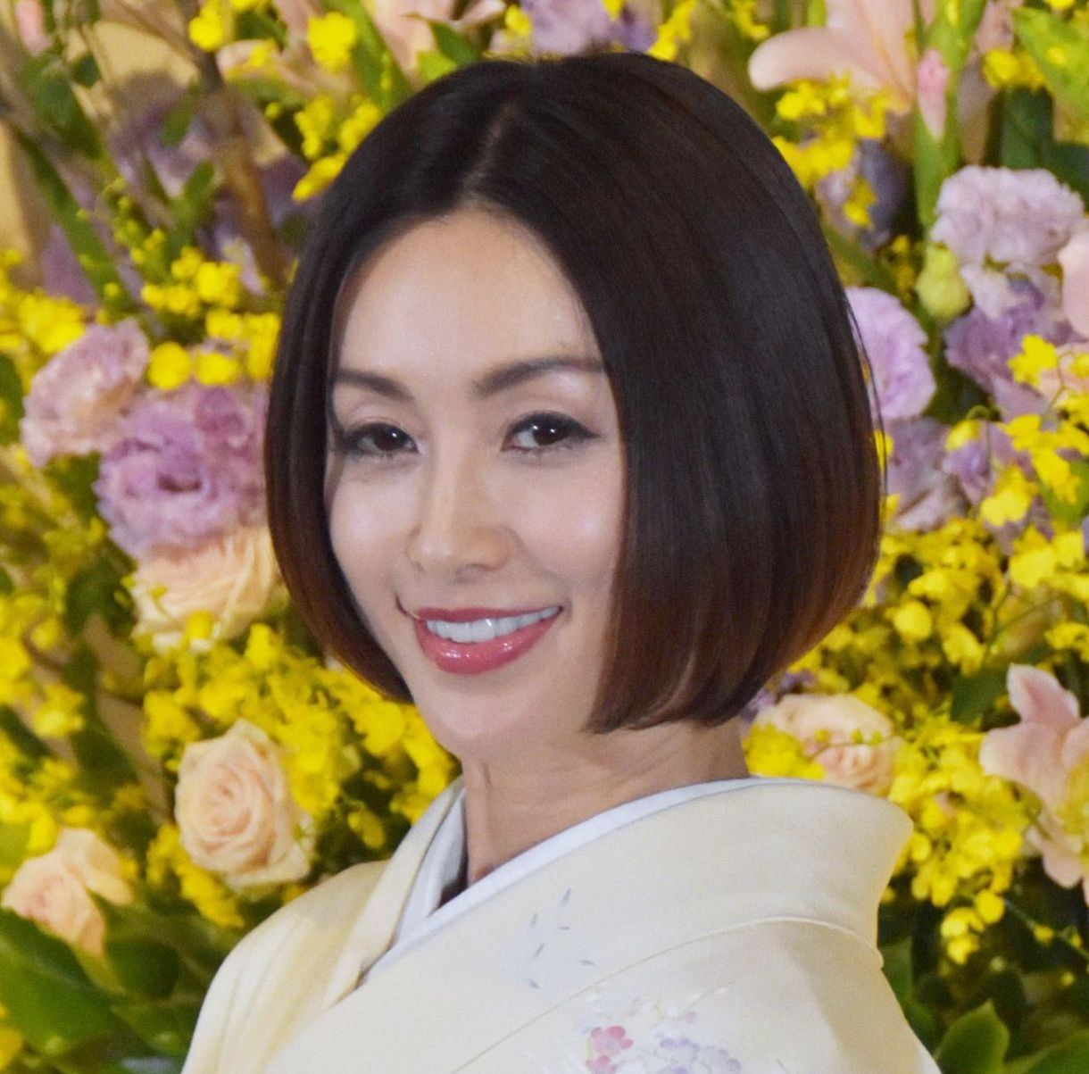 人気女優53歳の美貌に10歳差タレントが首ったけ「美しさを保つ秘訣を…」〝うれぴー 〟仲良し2ショット披露 「美人姉妹 」：「おっ！」で