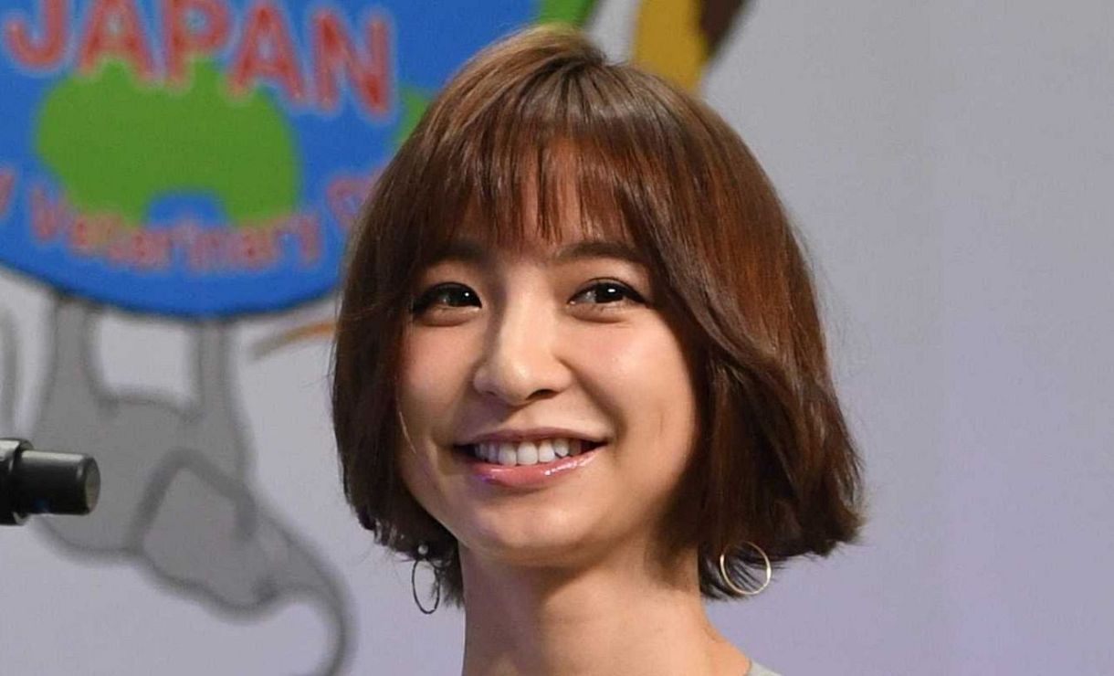 「私事ですが」「私や娘を大事にしてくれる方」突然の衝撃発表から1年…元AKB人気メンバー〝横並び2S〟に「39歳なの!?篠田麻里子」「ずっと綺麗」の声 ドラマオフショットが話題：「おっ！」で ...