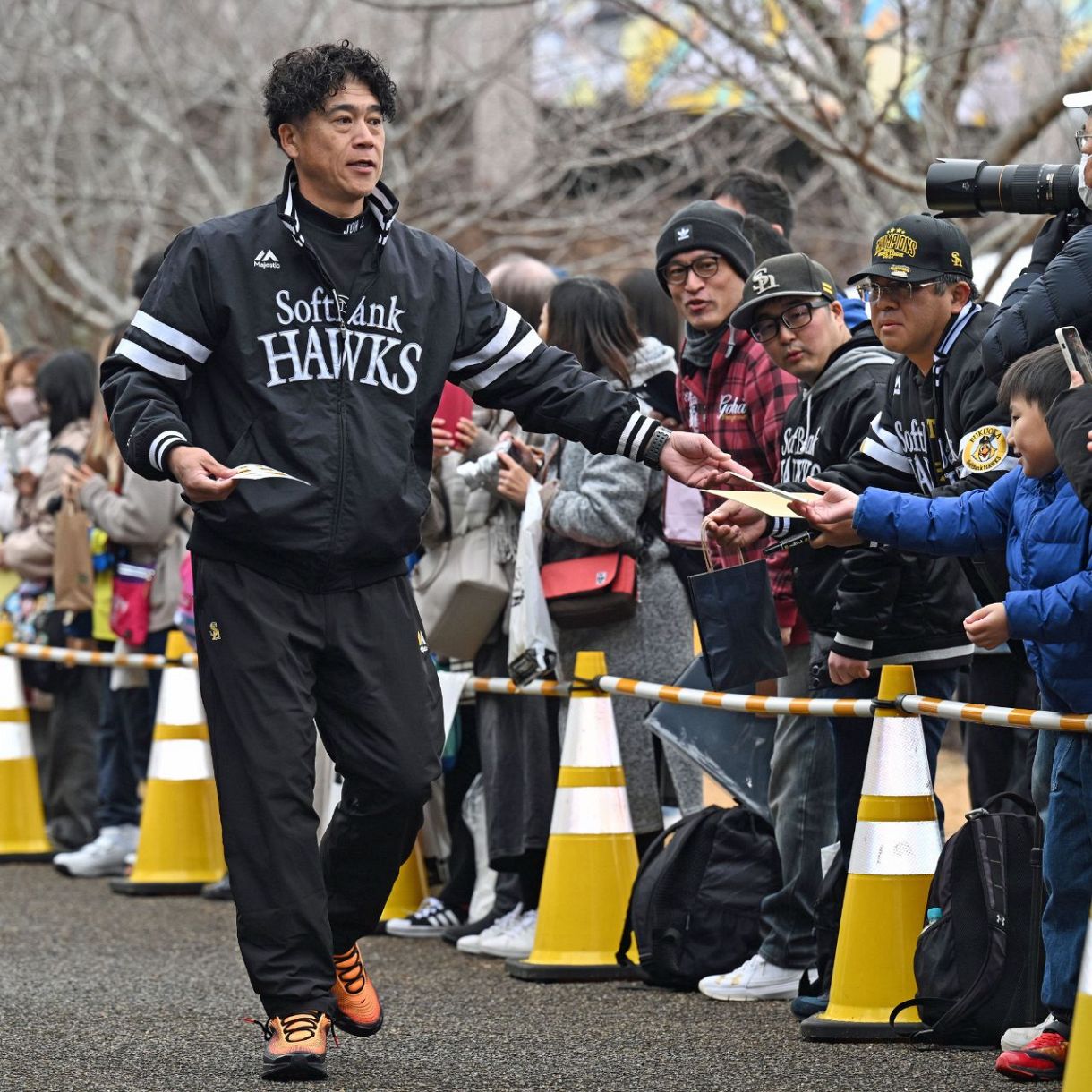 ソフトバンク城島健司CBO、連日サイン会の小久保監督に感謝 「現場のトップがやっていると」 充実のファンサービス「いい伝統だと思う」：「おっ！」でつながる地元密着のスポーツ応援メディア 西スポ ...