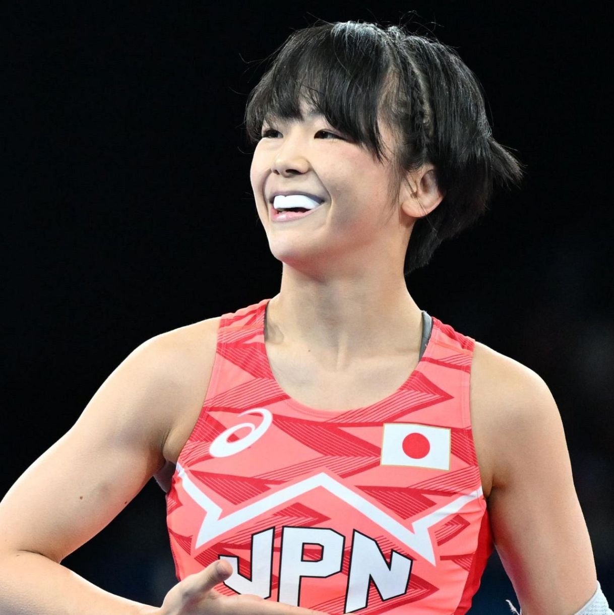 「あっ…」「やりやがった 」パリ五輪・金メダルの20歳〝爆笑〟始球式に反響 投球の後ろでドアラが…「笑顔が素敵」：「おっ！」でつながる地元