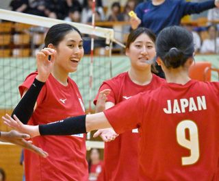 バレーボール女子日本代表の大分・日田合宿中に行われた女子ユニ｜バレー女子日本代表初選出を喜ん｜写真｜【西スポWEB OTTO!】